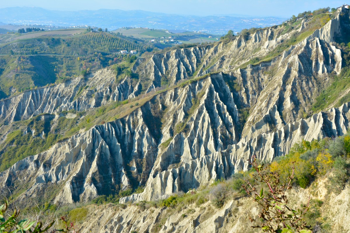 Il mare pietrificato: la Riserva Naturale dei Calanchi di Atri e la ...